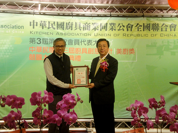 Professor of architecture, Cheng-Tao Yeh leads students participate in ...